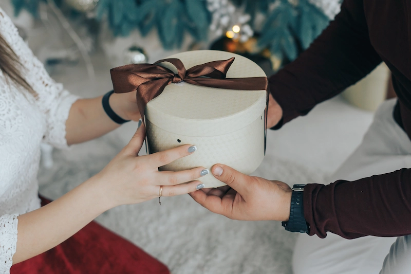 12+ Rekomendasi Kado Pernikahan yang Berguna (Terbaru 2024)